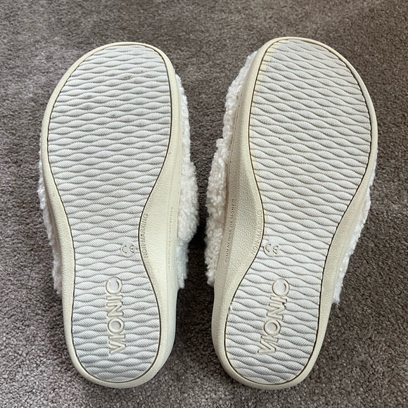 Vionic | Shoes | Vionic Cream Faux Fur Slippers | Poshmark